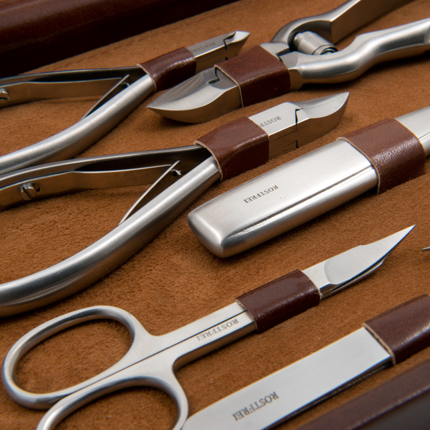 Azzurra Manicure Case (Black) - Cepi Pelleterie - Touch of Modern