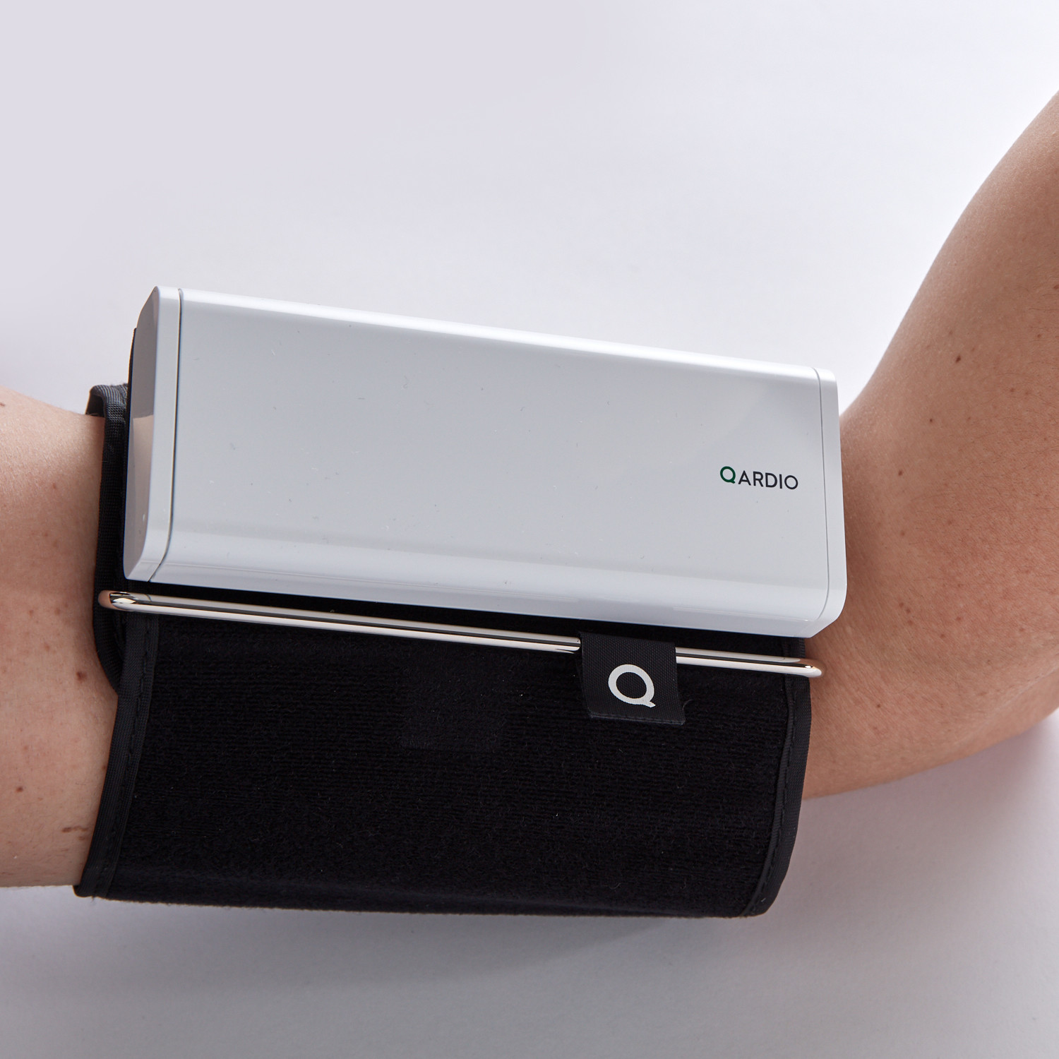 QardioArm Smart Blood Pressure Monitor Arctic White Qardio Touch QardioArm Smart Blood Pressure Monitor Arctic White Qardio Touch